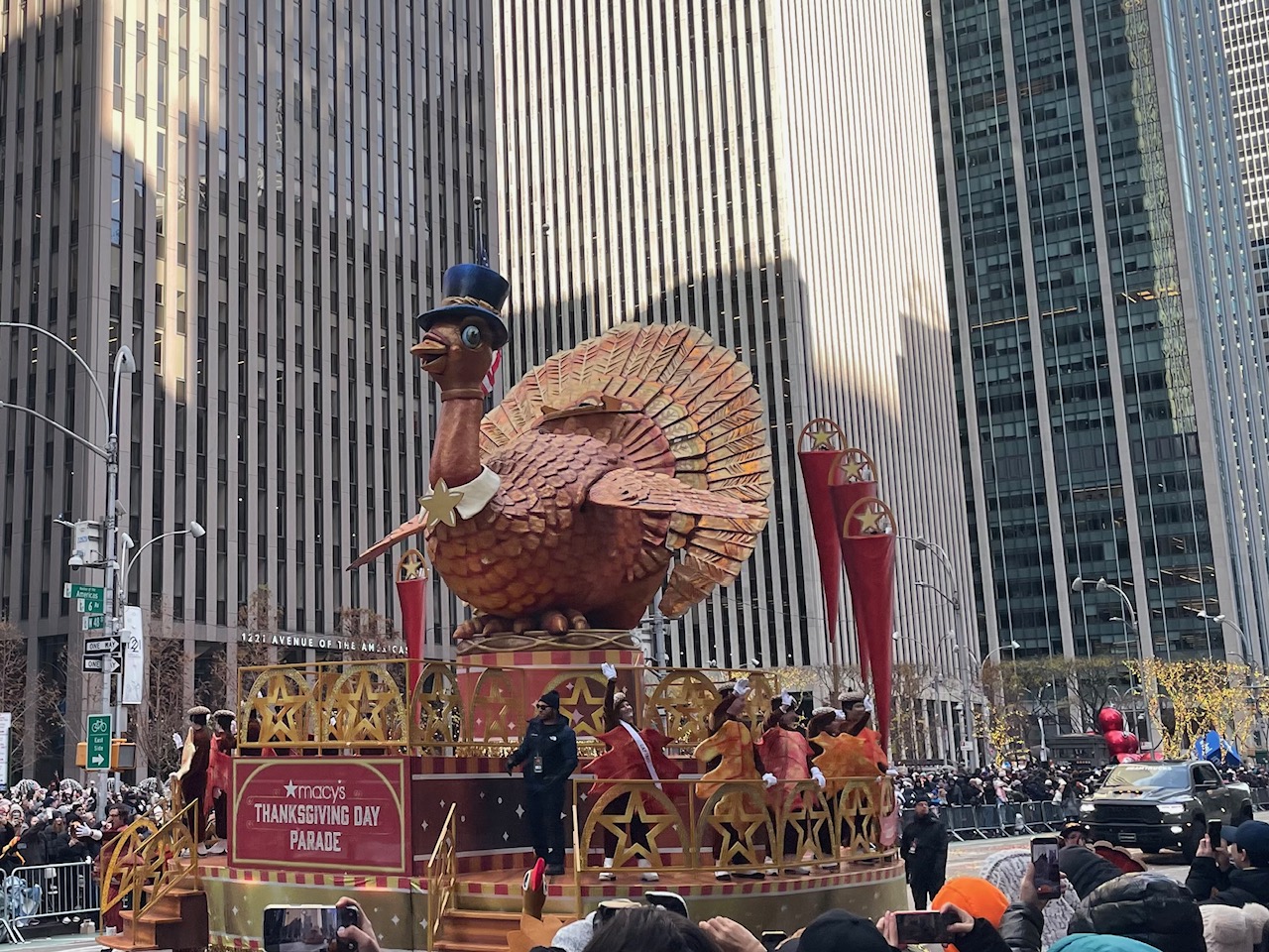 What It's Like to See the Macy's Thanksgiving Day Parade In Person ...